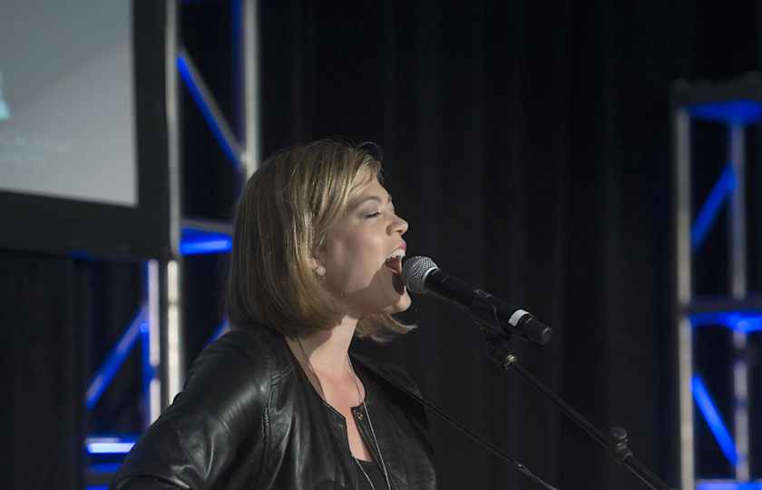 Tickets für Liz Longley: Warm, Eclectic Singer-Songwriter with Special ...